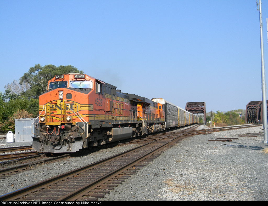 BNSF 4528